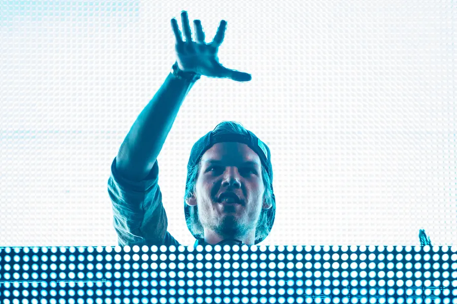 SUNDAY MUSIC VIDS: Avicii | Young Hollywood