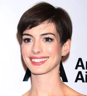 Anne Hathaway devastated by wardrobe malfunction | Young Hollywood