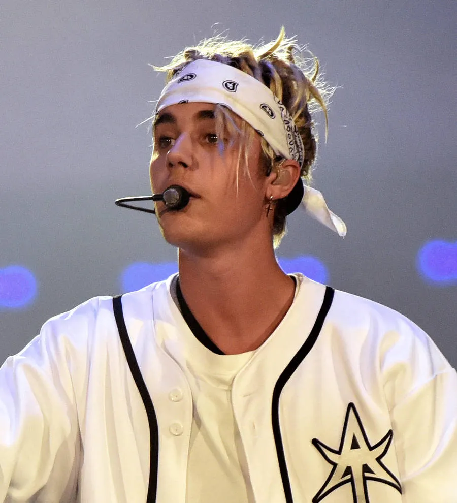 Justin Bieber poses with lion cub after Bengal tiger drama | Young ...