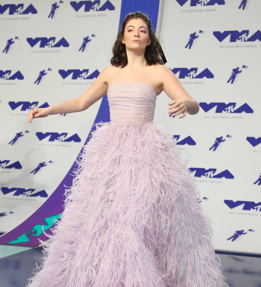 Lorde fights illness to perform for fans at top secret Hollywood Hills ...