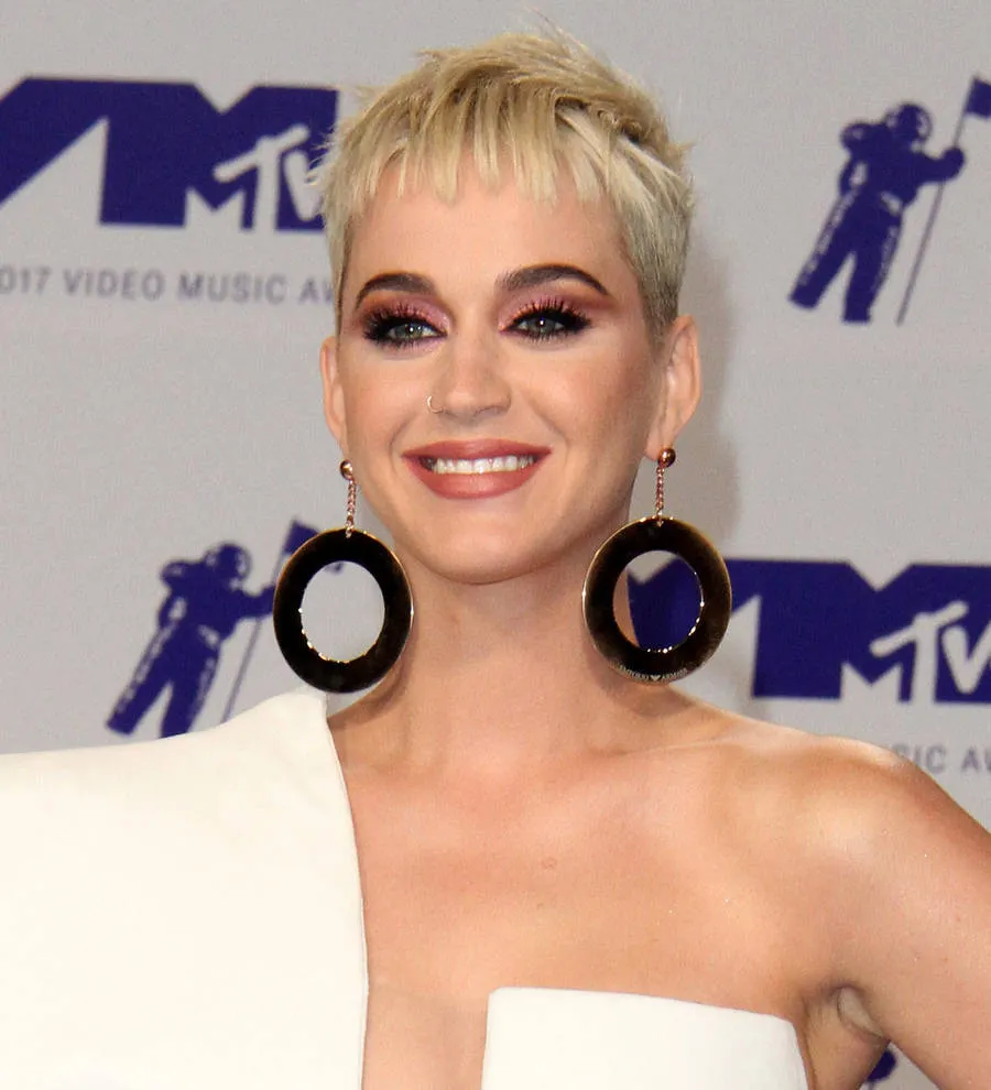 Katy Perry shares unrecognisable throwback teenage picture | Young ...
