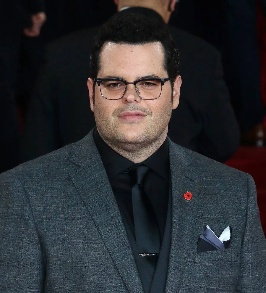 Josh Gad imitates Frozen's Olaf to please his kids | Young Hollywood