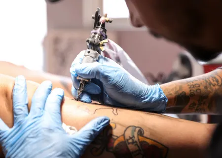 On Set: "Faking It" Cast Talks Prom, Throuples, and Kissing On-Camera