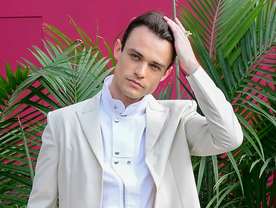 5 Reasons Why We Love Thomas Doherty! | Young Hollywood