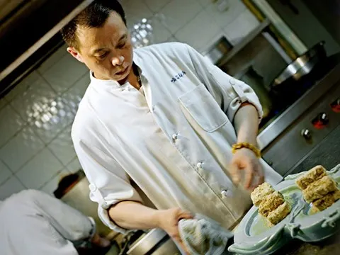 How Chef Yu Bo Got an Injury and Scarred From Cooking | Young Hollywood